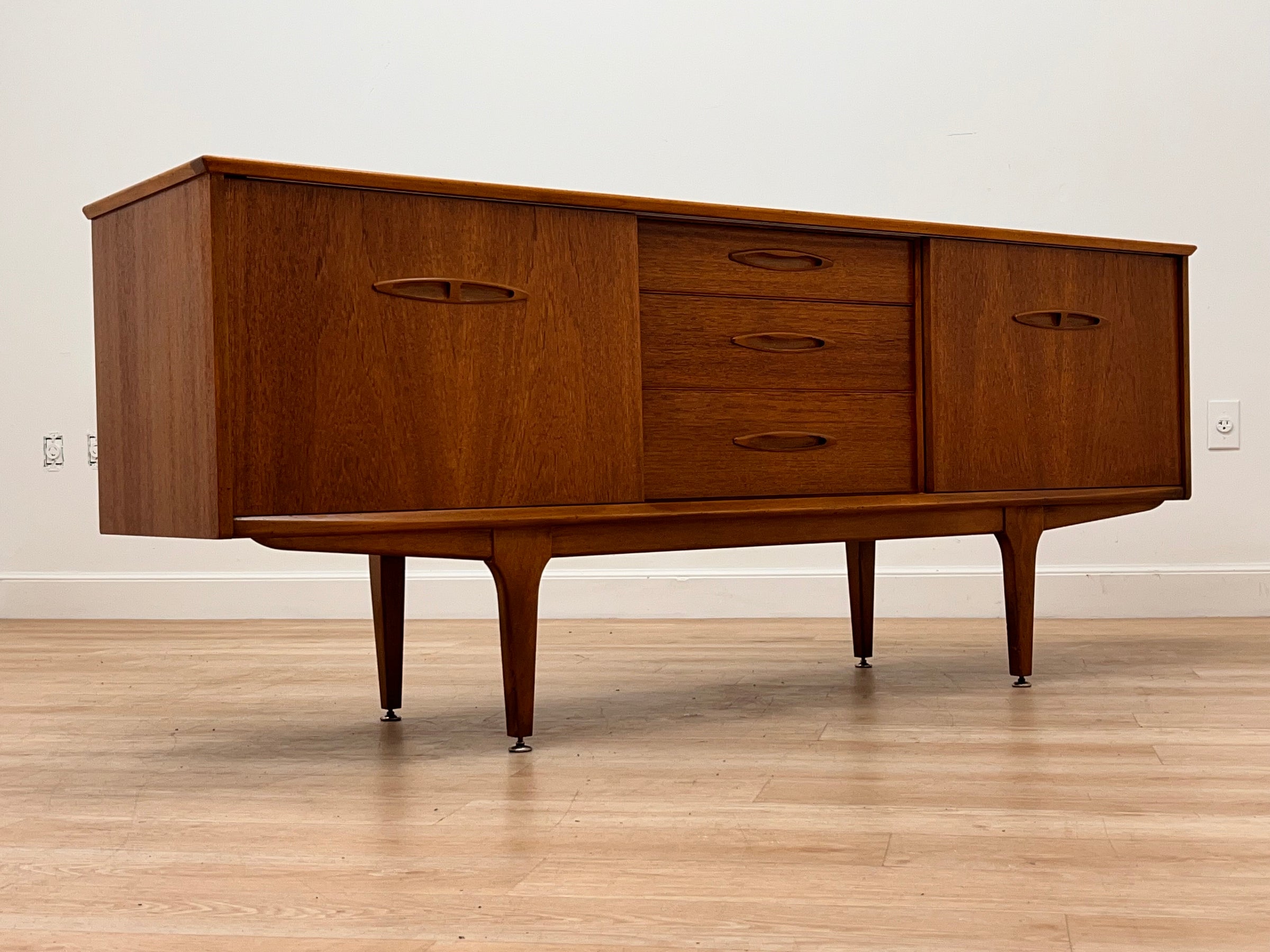 Jentique furniture store